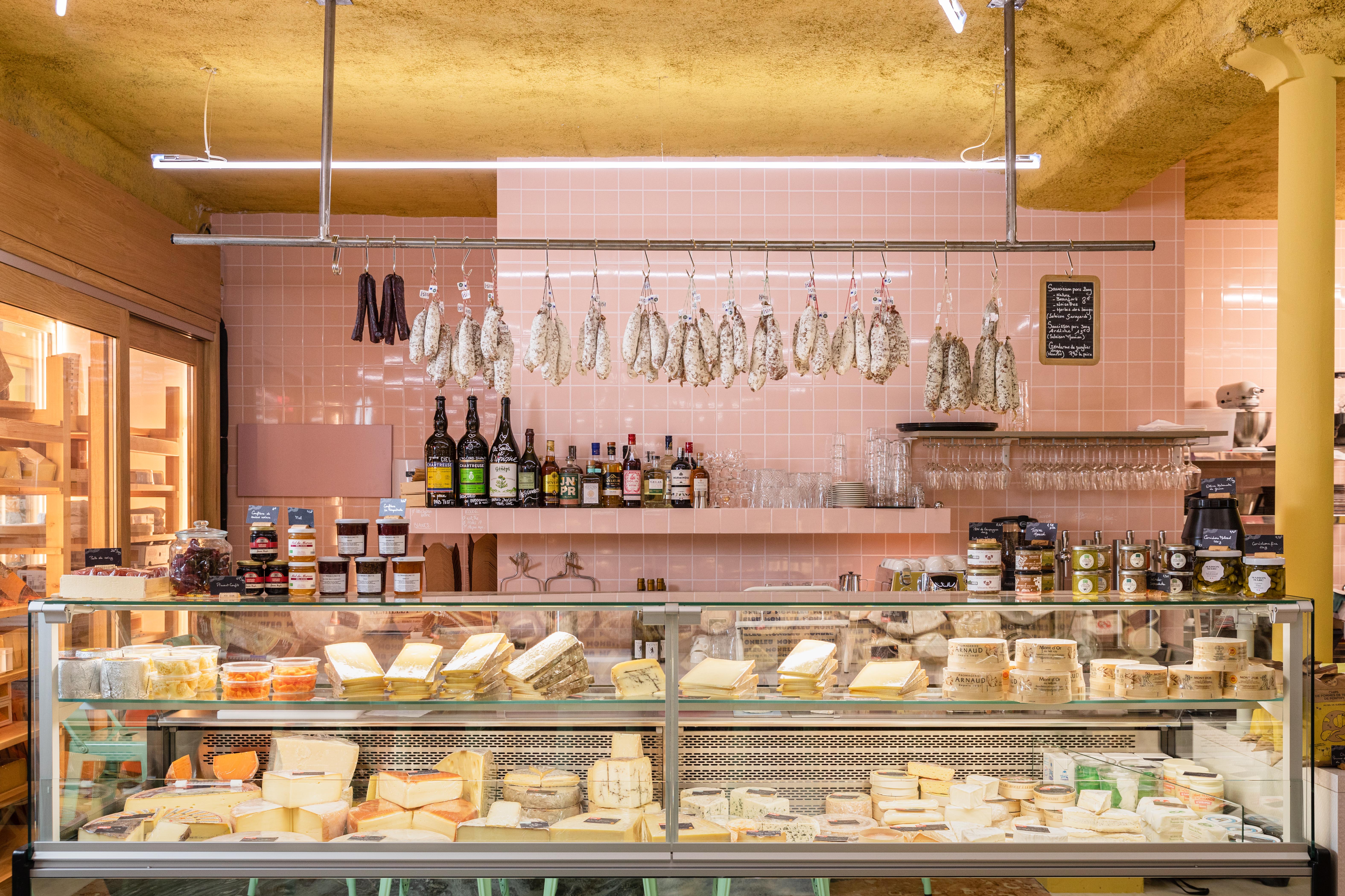 La fromagerie-buvette Monbleu Père Lacheese par MUR.MUR à Paris