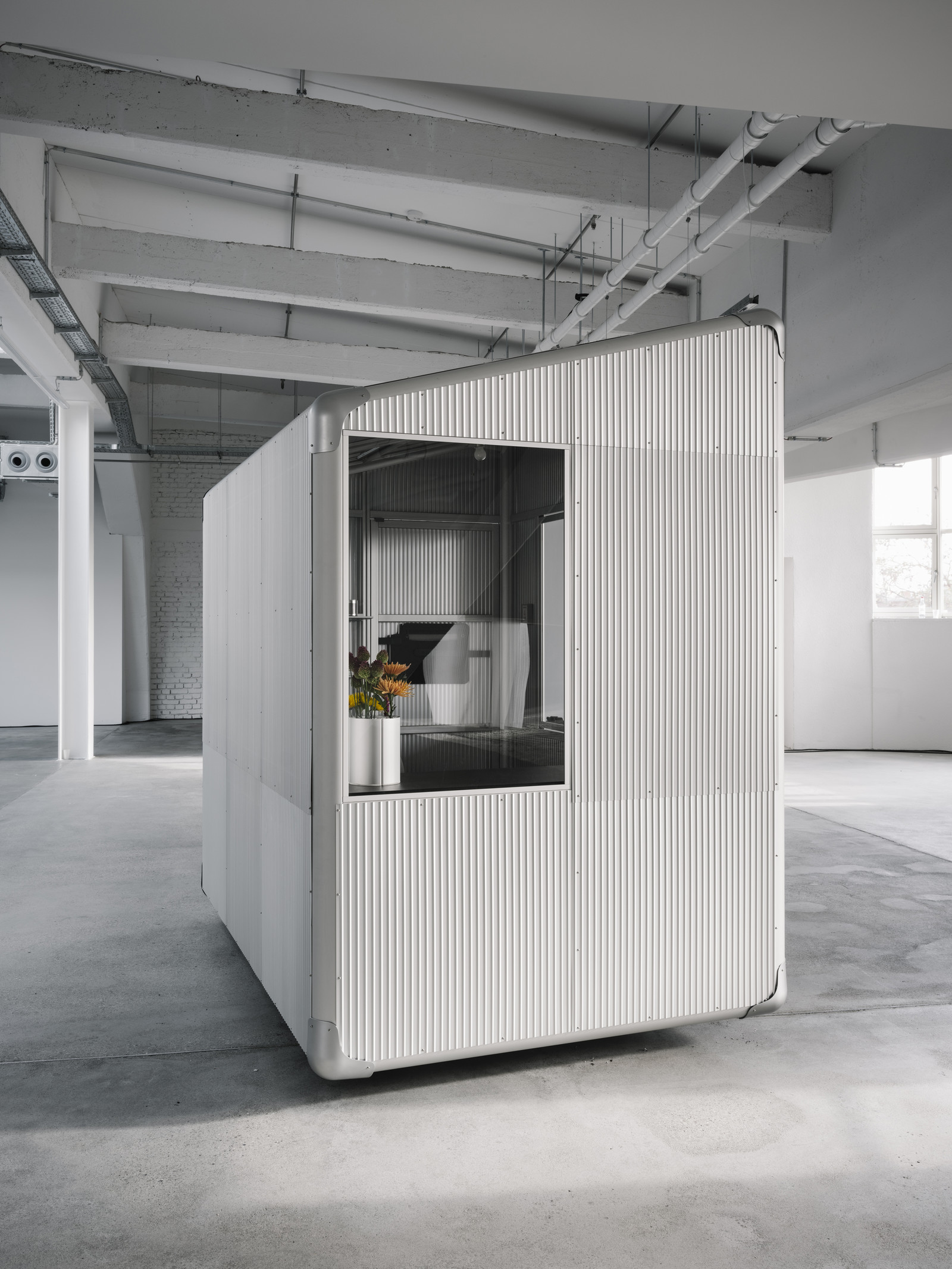 Les codes visuels du transport aérien inspirent et survolent la création