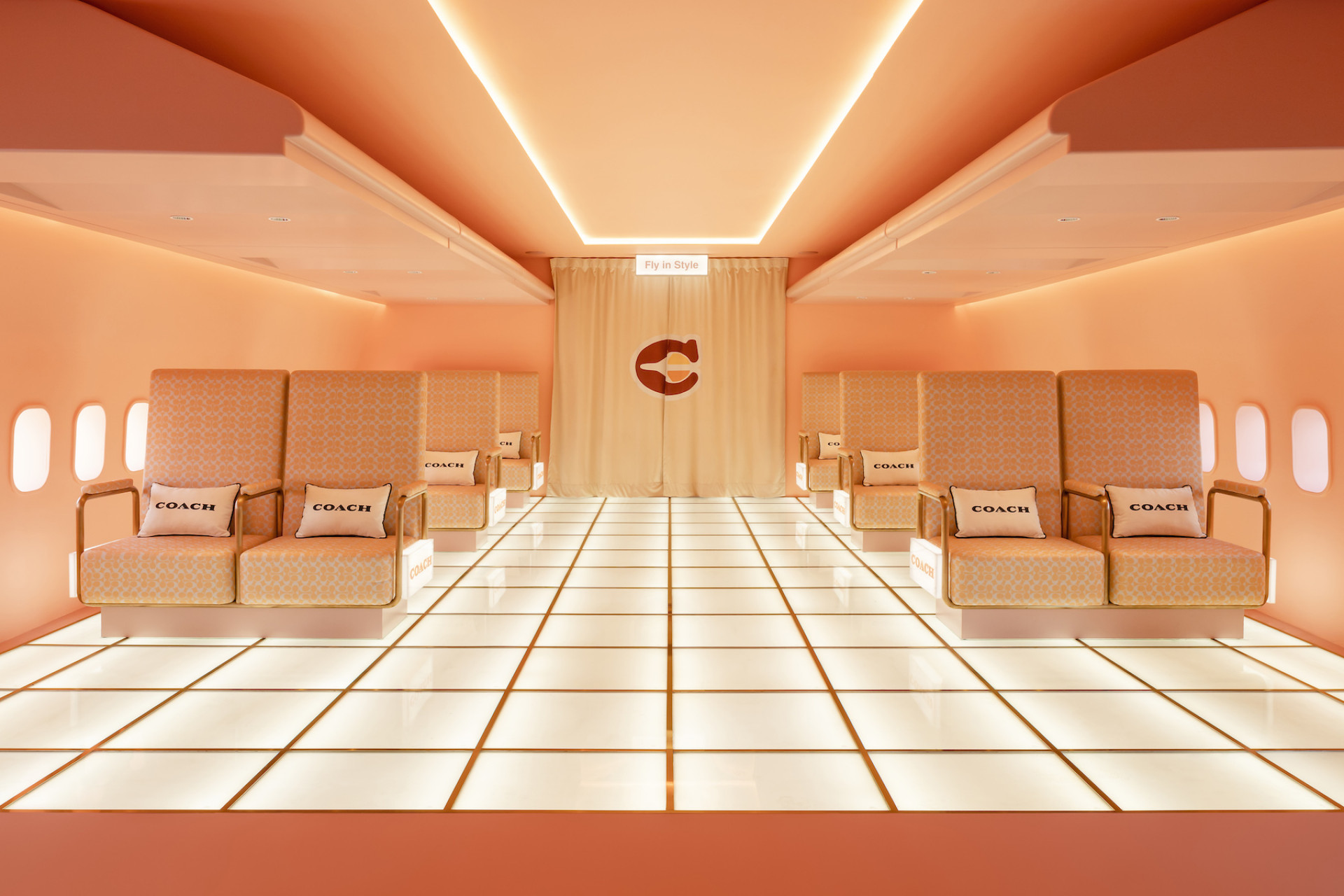 Les codes visuels du transport aérien inspirent et survolent la création