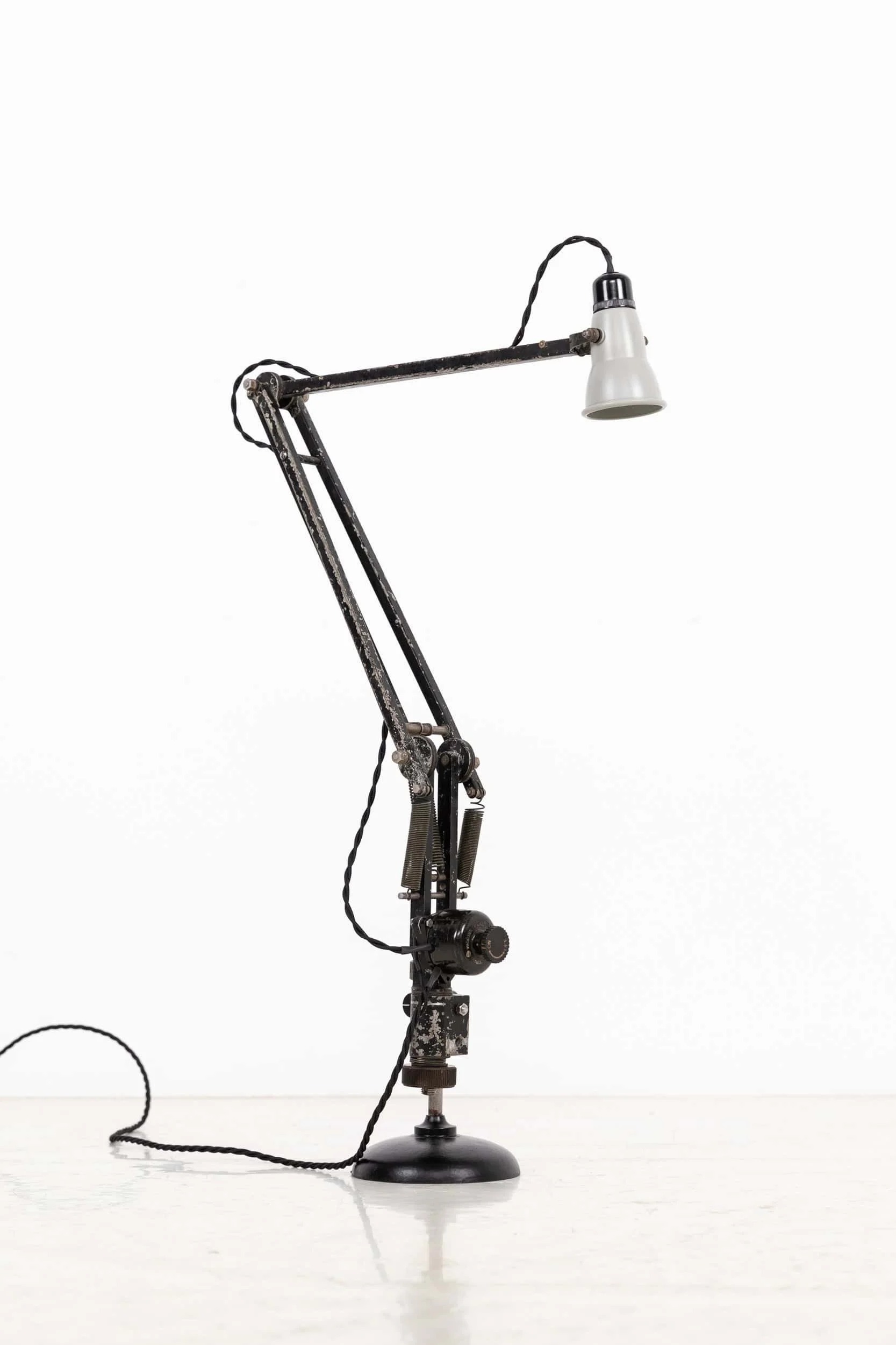 Iconic Anglepoise : l'épopée d'une lampe britannique historique